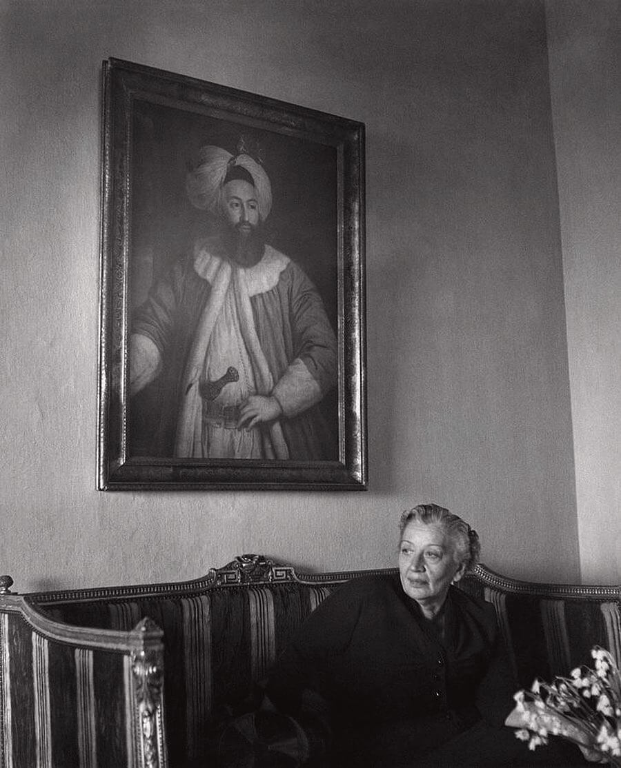 Naciye Sultan'ın Yirmisekiz Mehmed Çelebi'nin Portresi Önündeki ...