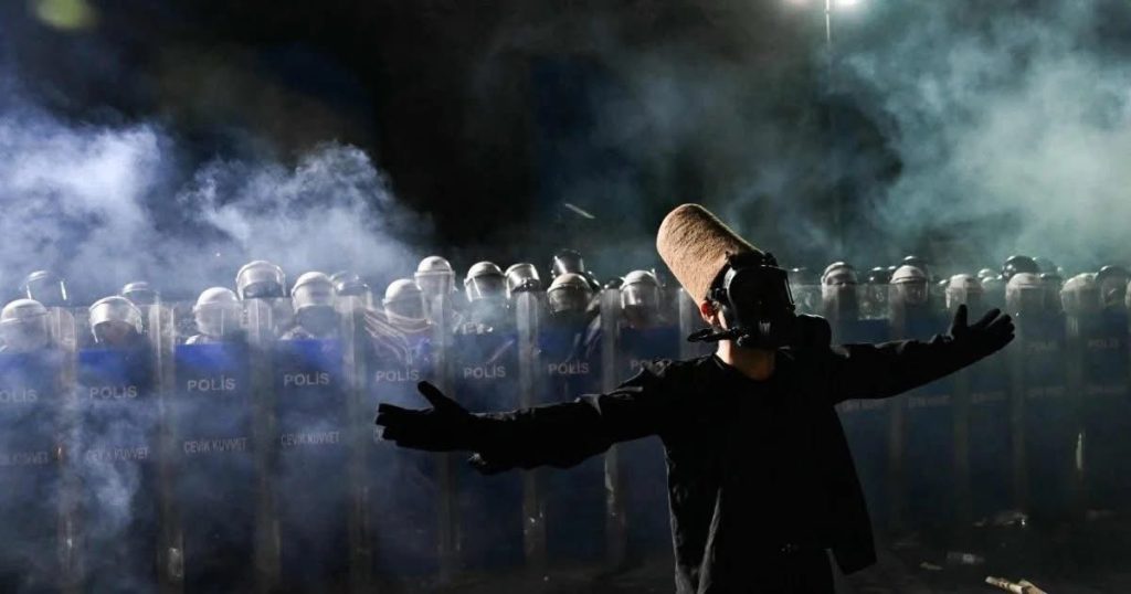 Saraçhane'deki Eyleme Katılan Gaz Maskeli Semazen Kıyafetli Kişiyi ...