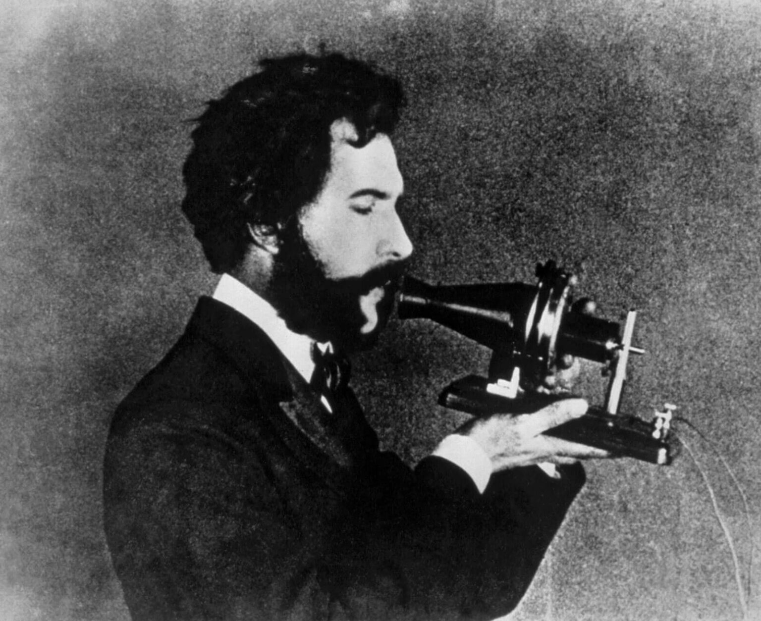 Alexander Graham Bell'e ve Dünyanın İlk Telefonuna Ait Sanılan Fotoğraf ...