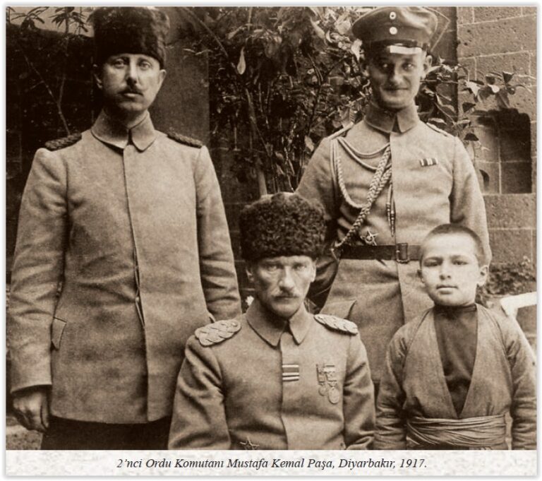 "Atatürk Annesi Zübeyde Hanım'ın Elini Öperken" Çekildiği İddiasıyla ...