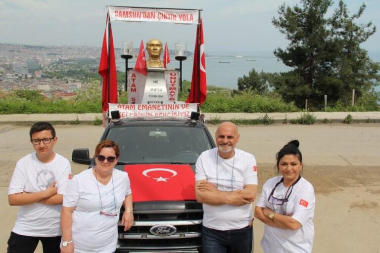 İzmir Marşı Çalan Videodaki Atatürk Büstü ve Türk Bayrağı Taşıyan ... İzmir Marşı Çalan Videodaki Atatürk Büstü ve Türk Bayrağı Taşıyan ...
