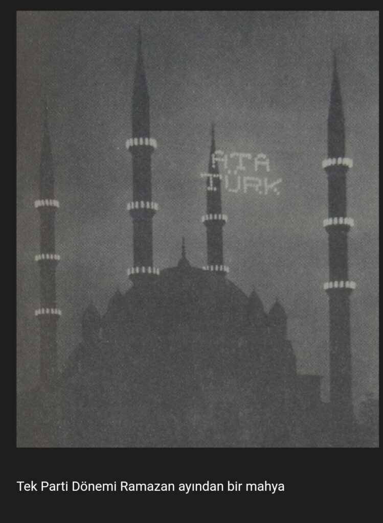 "Tanrı Kraliçeyi Korusun" Yazılı Cami Mahyası - Malumatfuruş