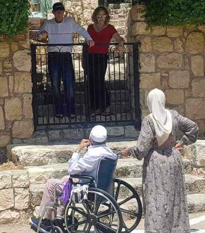 Filistinli Yaşlı Çiftin El Konulan Evlerine Baktığı İddiasıyla ... Filistinli Yaşlı Çiftin El Konulan Evlerine Baktığı İddiasıyla ...