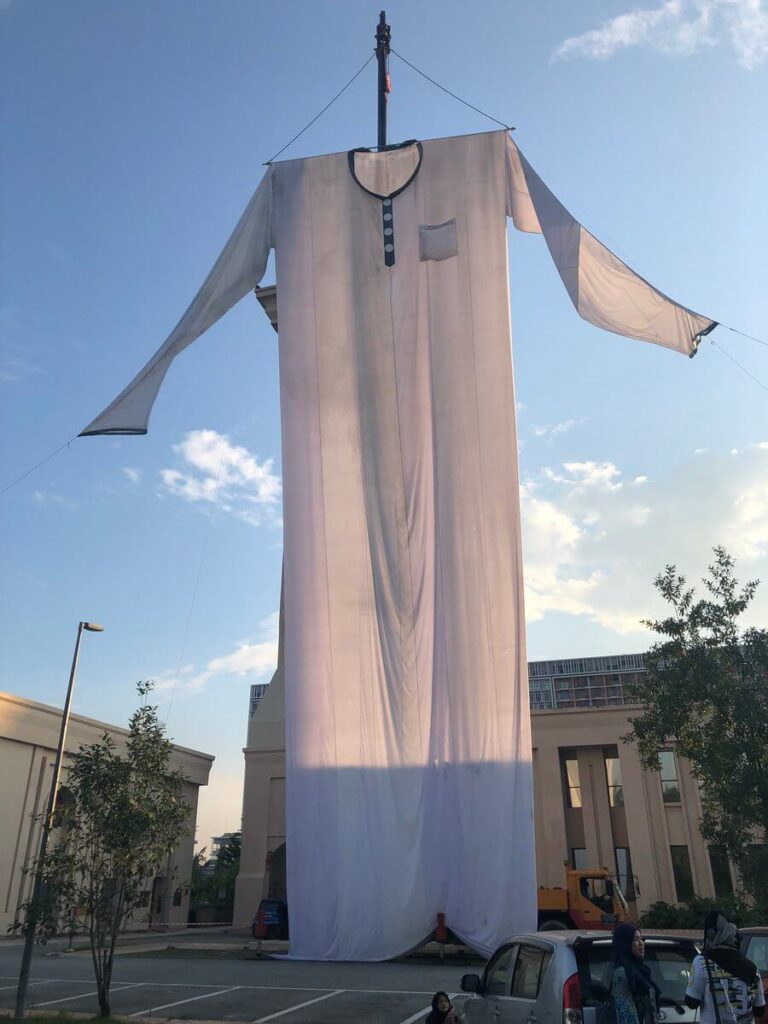 Hz. Adem'in Giydiği Gömlek Sanılan Devasa Elbise - Malumatfuruş