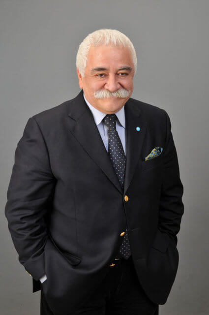 Levent Kırca'nın Kuran Okurken Görüntülendiği Sanılan Video - Malumatfuruş