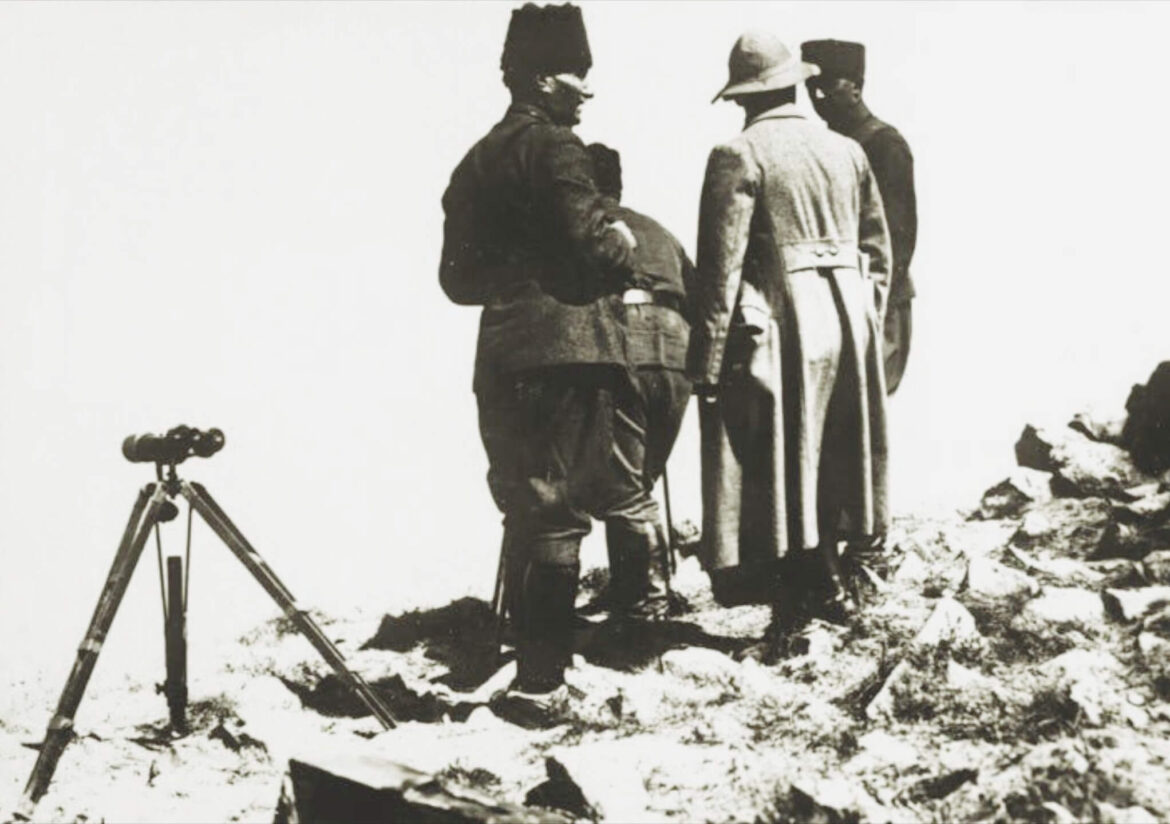 Büyük Taarruz'da İngiliz Generalinin Atatürk'ün Yanında Gözlem Yaptığı ...