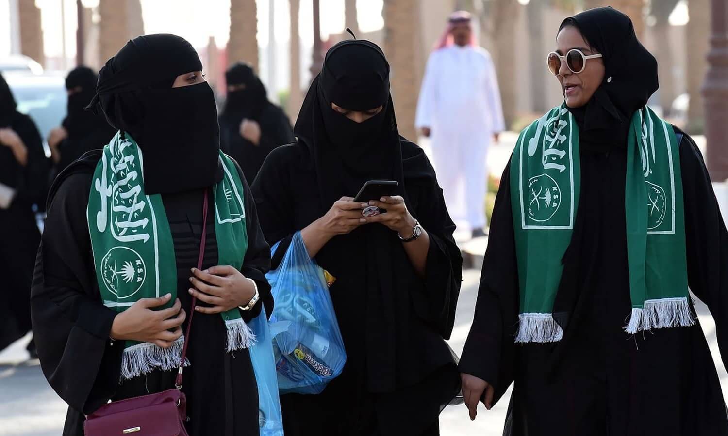 Suudi Arabistan'da Kadınların Çarşaf Giymesinin Yasaklandığı / Çarşaf ... Suudi Arabistan'da Kadınların Çarşaf Giymesinin Yasaklandığı / Çarşaf ...