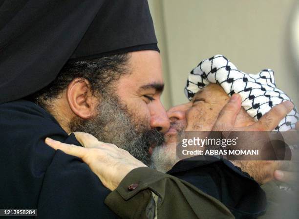 Yaser Arafat'ın Makaryos'la Öpüştüğü Sanılan Görüntüler - Malumatfuruş