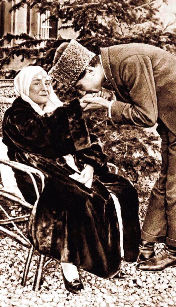"Atatürk Annesi Zübeyde Hanım'ın Elini Öperken" Çekildiği İddiasıyla ...